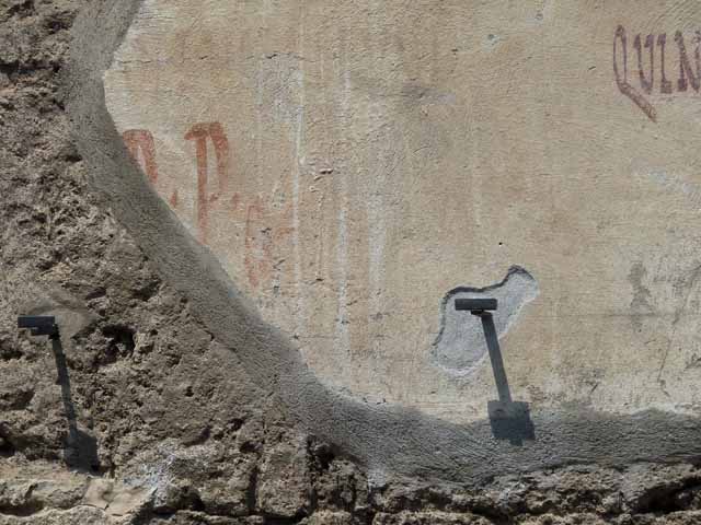 III 2 1 Pompeii May 2010 Detail Of Graffiti Outside House Of Aulus iii-2-1-pompeii-may-2010-detail-of-graffiti-outside-house-of-aulus
